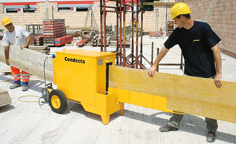 Machine à nettoyer les panneaux de coffrage | Condecta AG